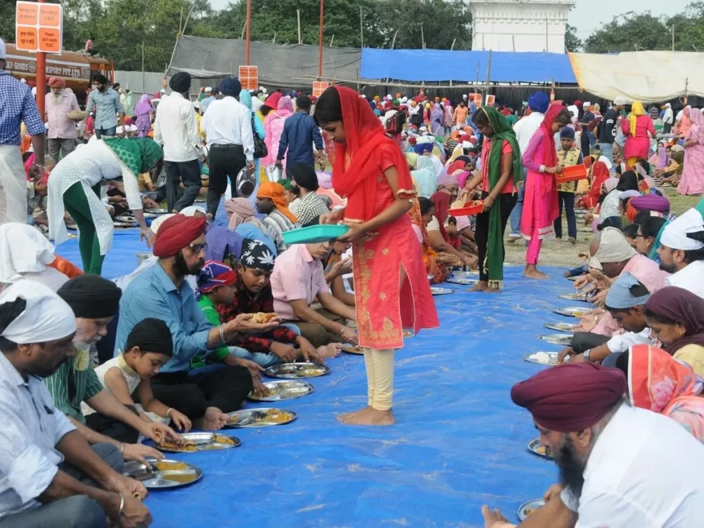 The story and facts behind Gurudwara Langar - SikhHeros : Chronicles of ...